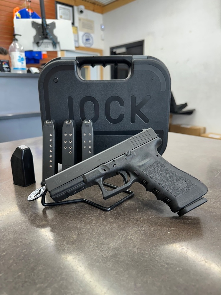 GLOCK 17 GEN 3 9MM Semi Auto Pistol w/ 4 Magazines | Lambert Pawn Shop